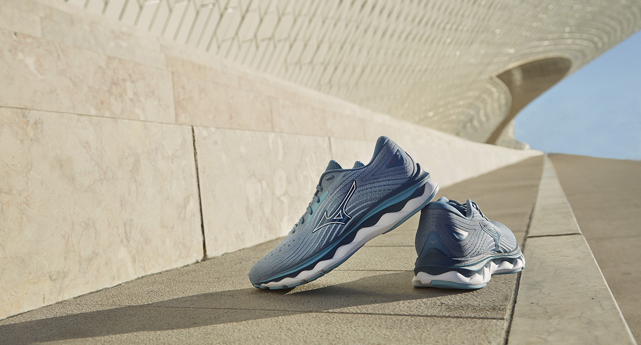 Review: Mizuno Wave Sky 6 | Loop met je hoofd in de wolken